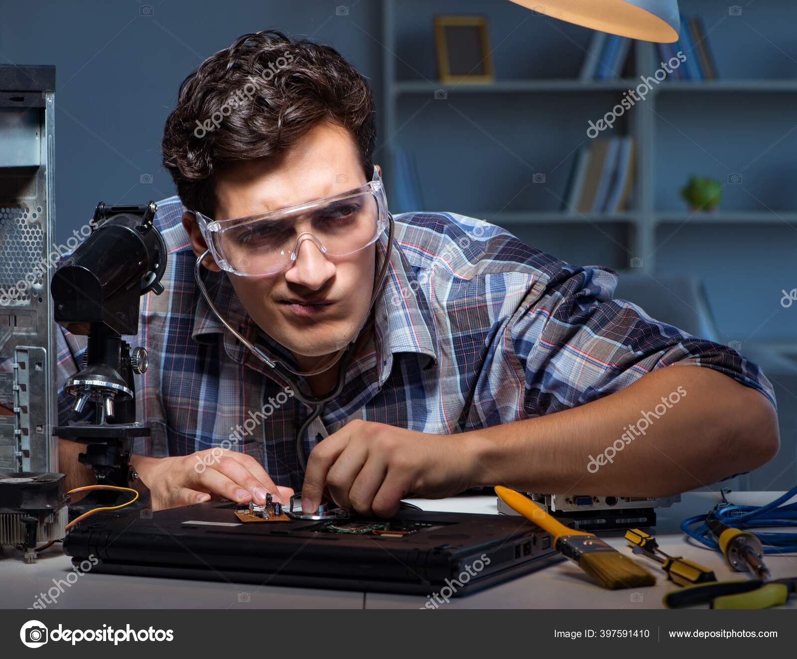 Concepto de reparación de computadoras con hombre inspeccionando con ...