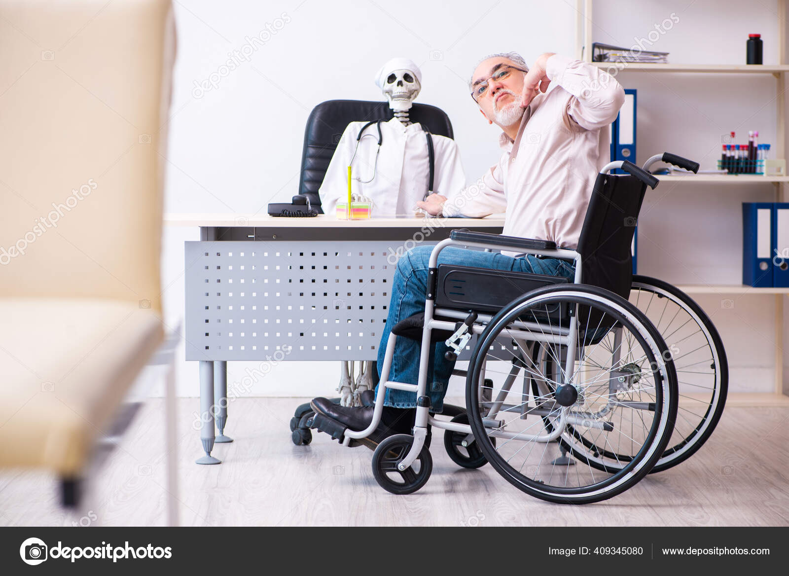 Viejo en silla de ruedas visitando al doctor muerto — Foto de stock ...