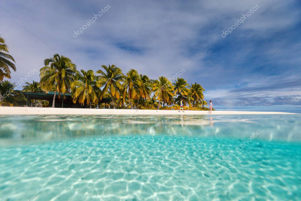 Impresionante isla tropical con palmeras, arena blanca, agua de mar ...