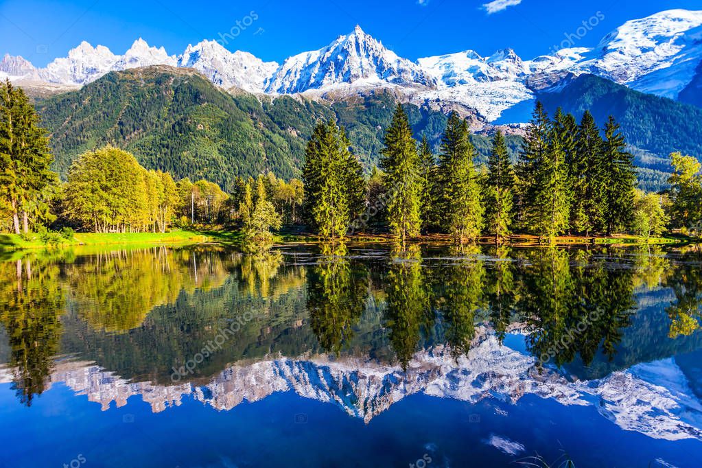 Estación de montaña de Chamonix. Impresionantes reflejos de picos ...