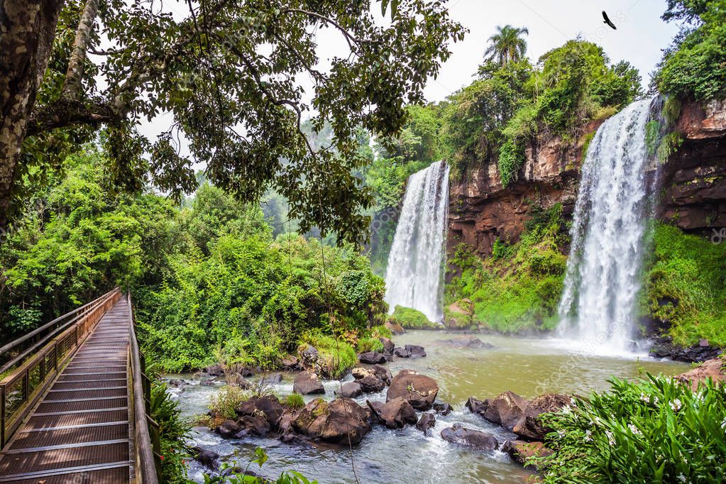 Argentina. Dos poderosas cascadas de hadas de las Cataratas del Iguazú ...