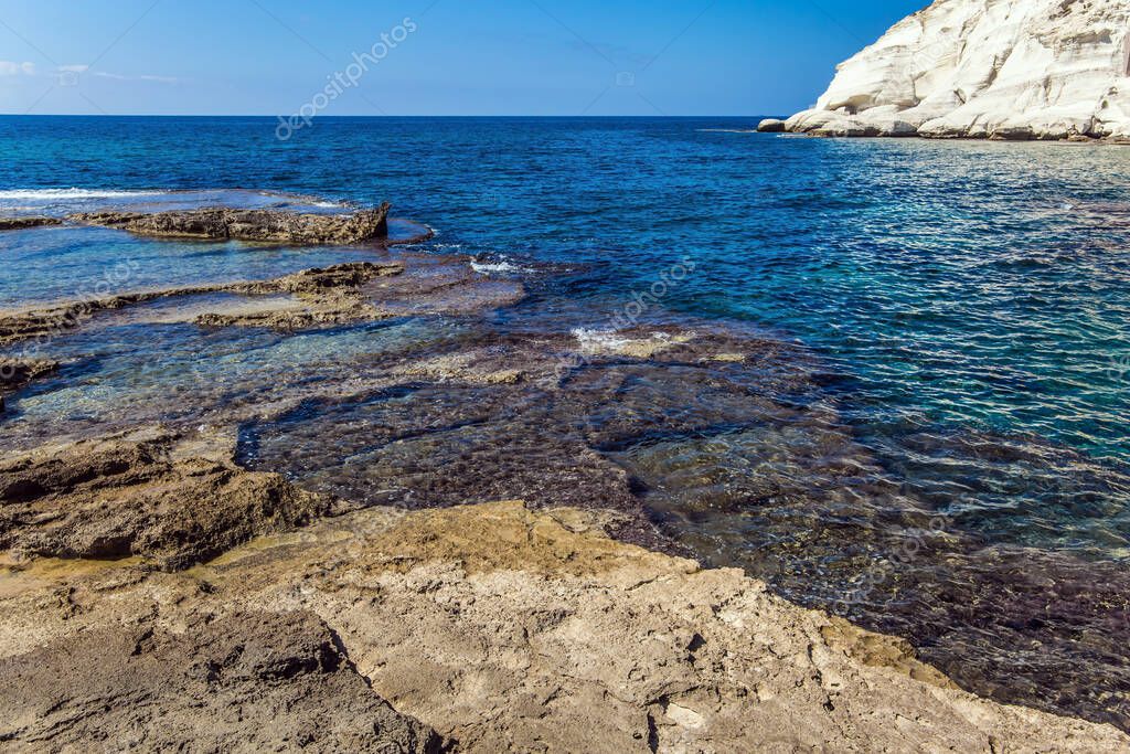 Bahía rocosa cerca de montaña de tiza Rosh a Nikra en el norte de ...