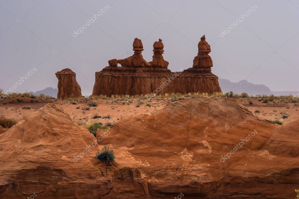 Formaciones originales de arenisca marrón rojiza resultantes de la ...