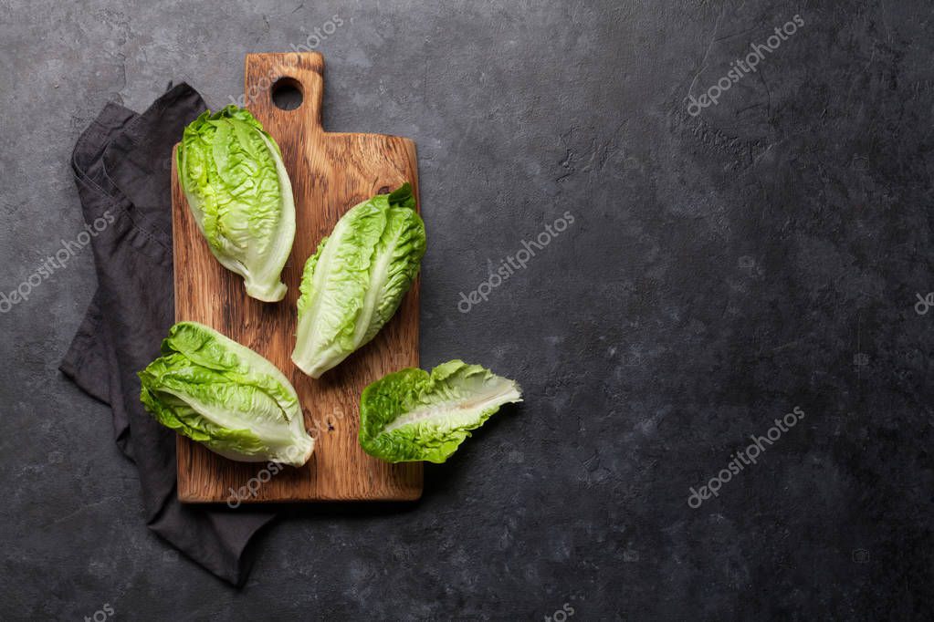 Mini ensalada de lechuga romana en mesa de cocina de piedra 2024