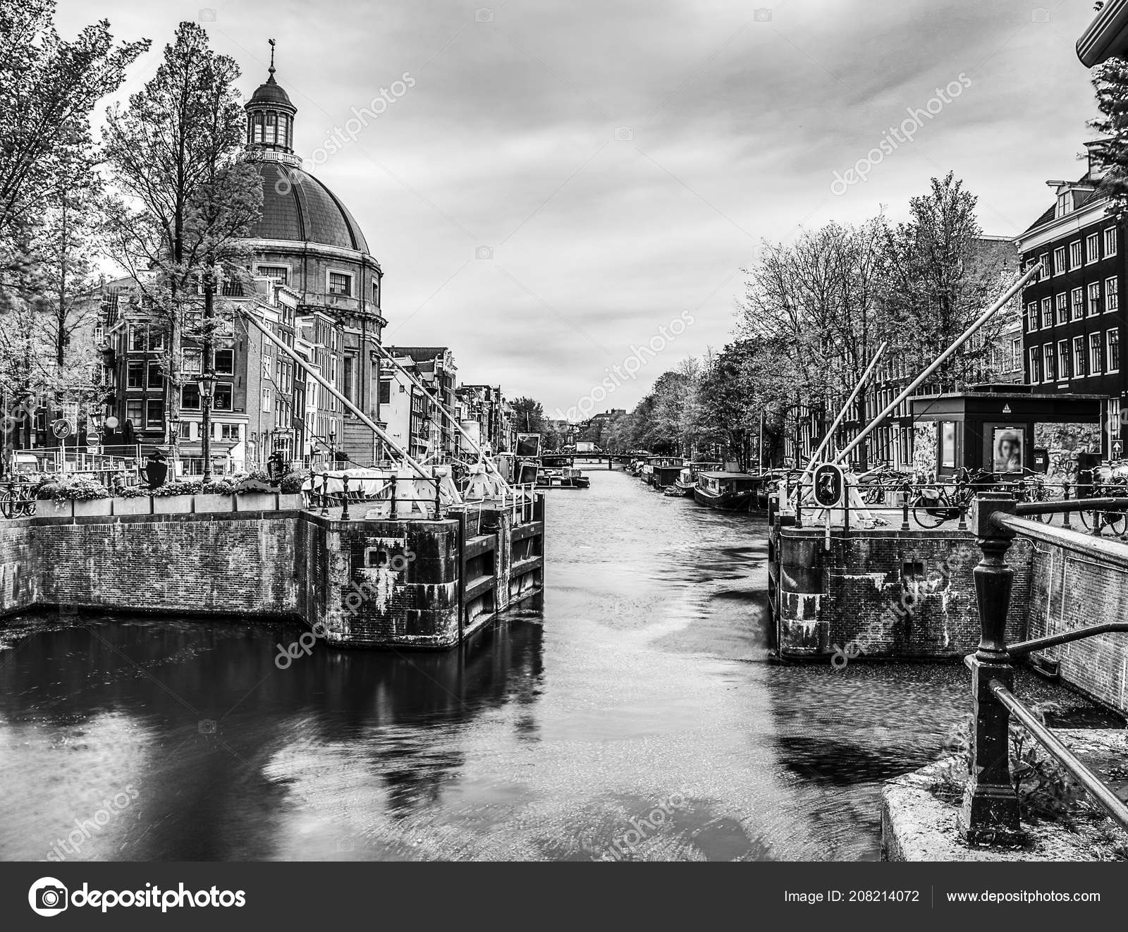 Amsterdam Netherlands May 2017 Most Famous Canals Embankments Amsterdam ...