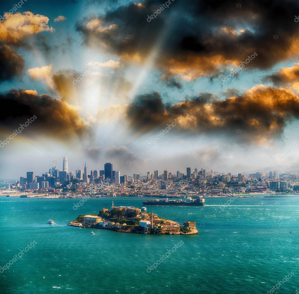 Vista aérea de la isla de Alcatraz desde helicóptero, San Francisco. 2024