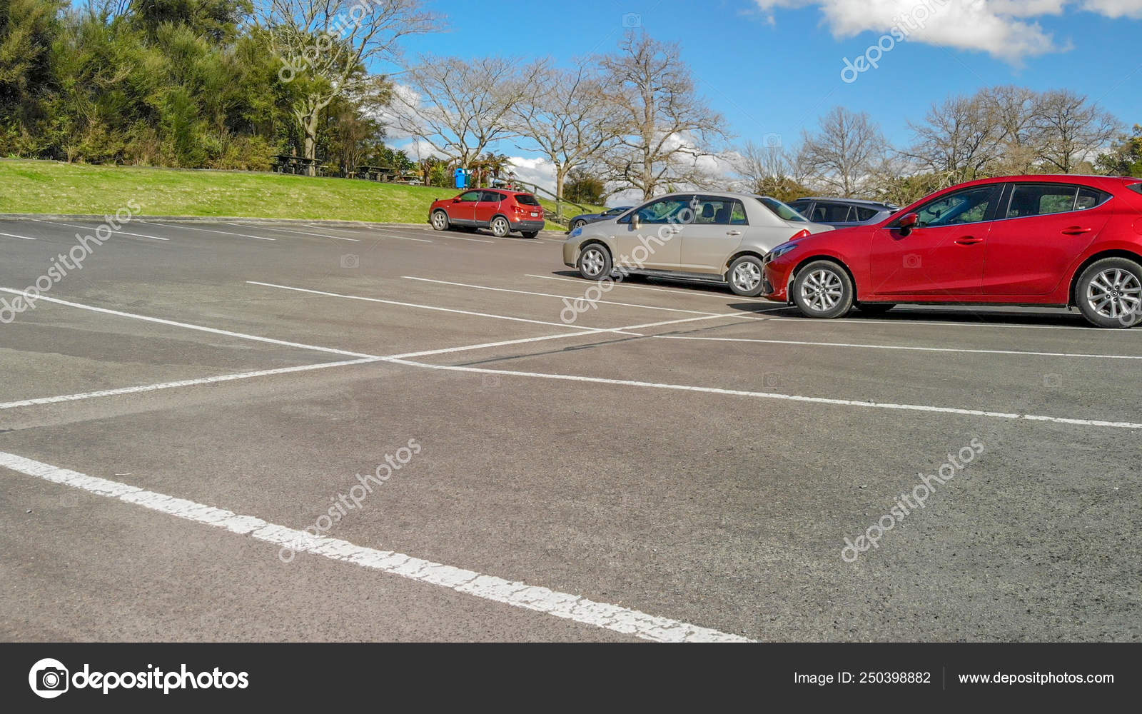 Car parking in the middle of a beautiful park – Stock Editorial Photo ...