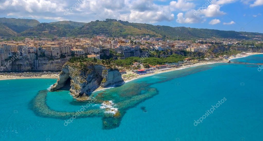 Vista aérea panorámica de la costa y playas de Tropea en verano, 2024