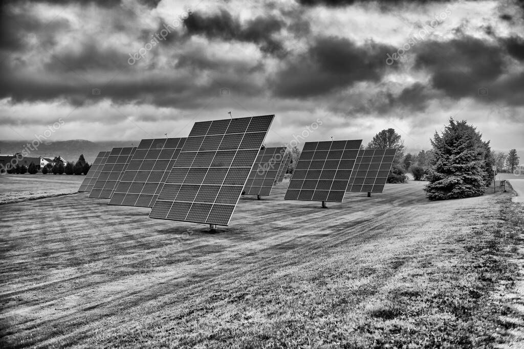 Paneles solares al amanecer con cielo nublado en el campo. Energía ...