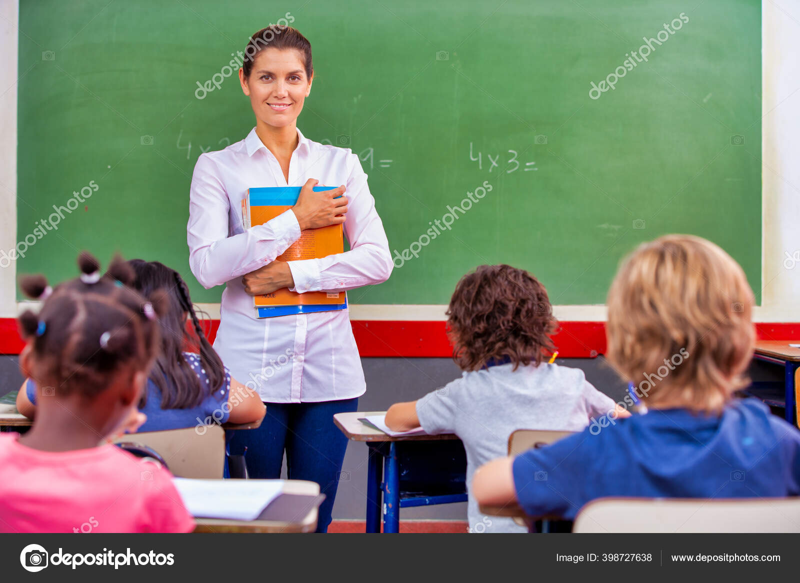 Profesora Explicando Lección Escolar Pizarra Regreso Concepto Escolar ...