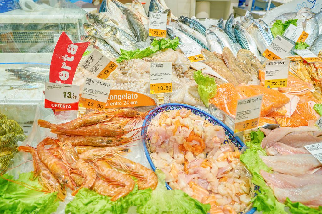 ROMA, ITALIA - CIRCA NOVIEMBRE 2017: Mariscos en exhibición en el ...