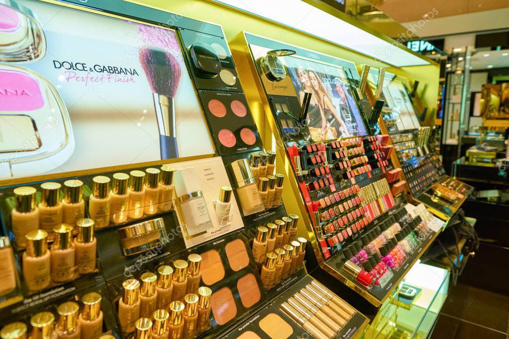 MILÁN, ITALIA - CIRCA NOVIEMBRE, 2017: cosméticos expuestos en ...