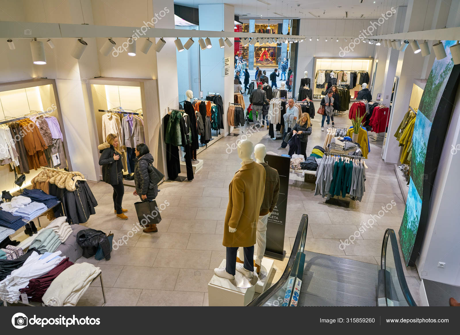 Mango store — Stock Editorial Photo © teamtime #315859260