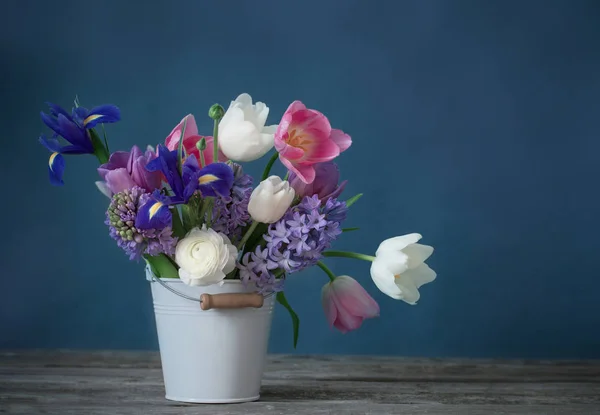Fotos de Balde de flores, Imagens de Balde de flores sem royalties ...