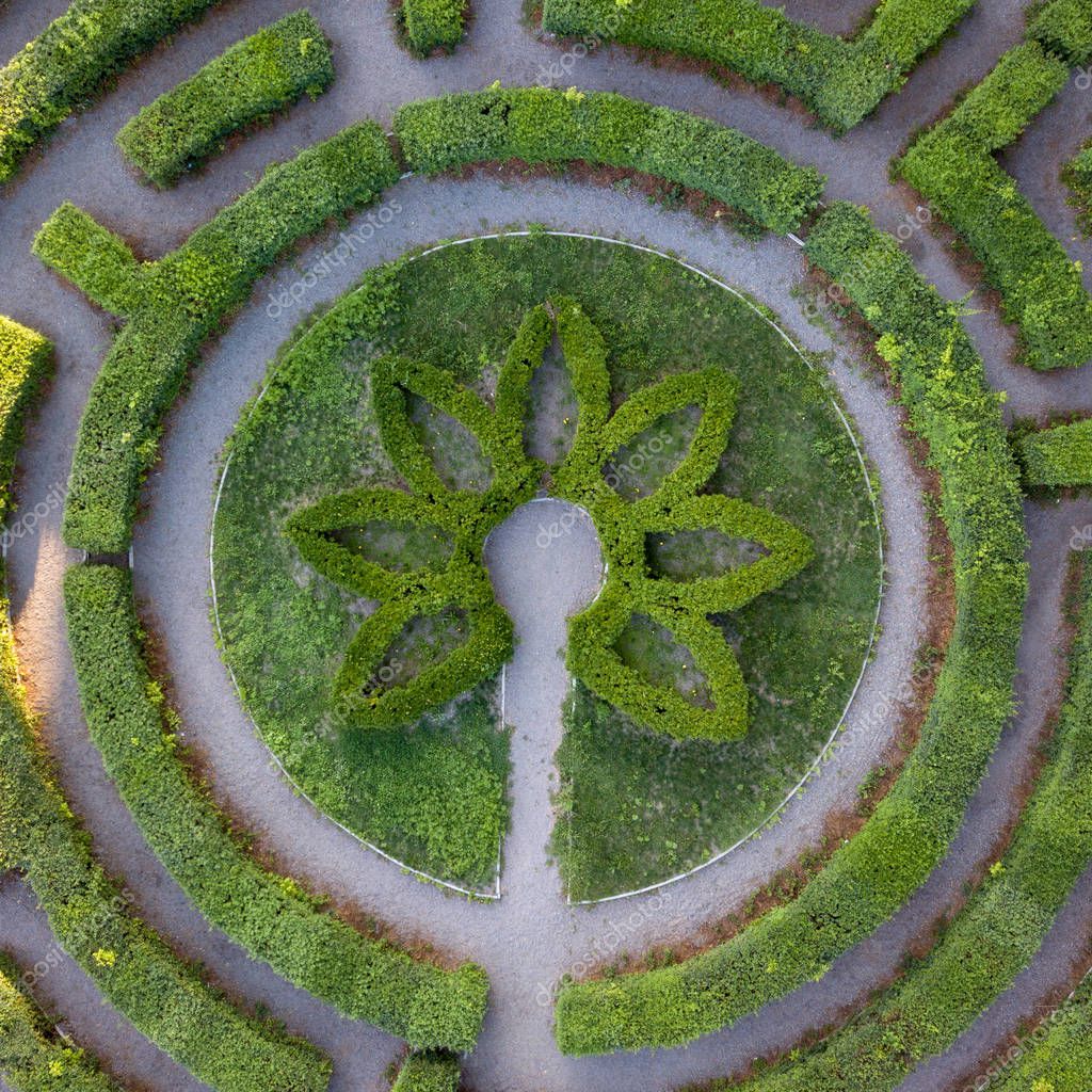 Vista aérea del laberinto natural en jardín botánico con callejones ...