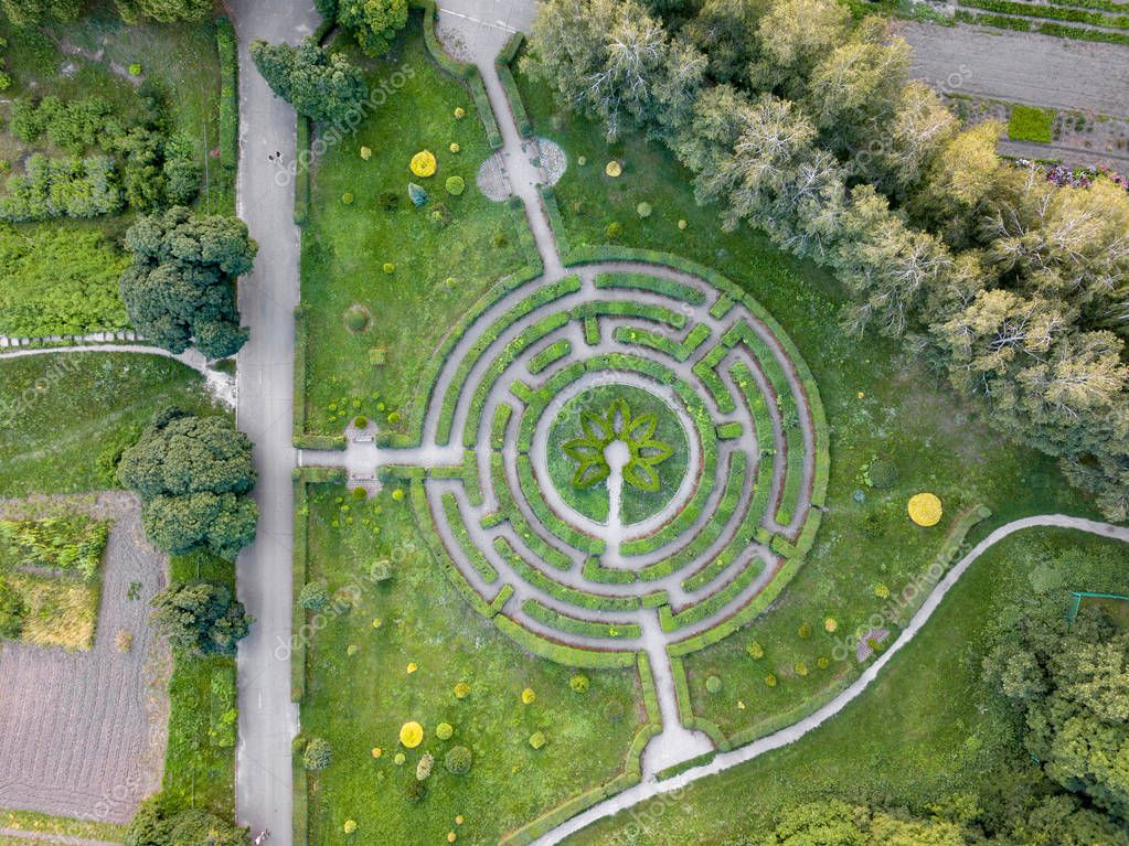 Vista aérea del laberinto natural en jardín botánico con callejones ...