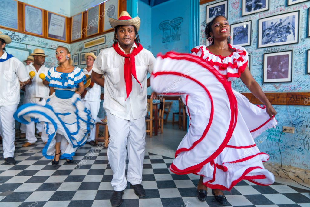 Bailarines y músicos realizan danza folclórica cubana 2024