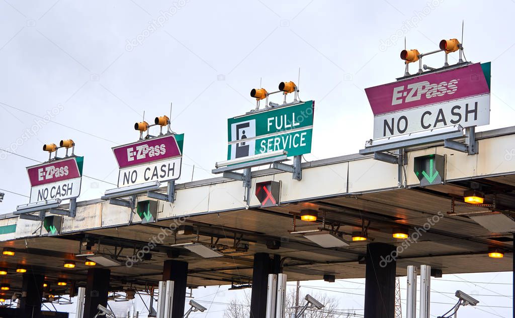 NUEVA YORK, EE.UU. - 14 DE DICIEMBRE DE 2018: Señales EZPass y terminal ... NUEVA YORK, EE.UU. - 14 DE DICIEMBRE DE 2018: Señales EZPass y terminal ...