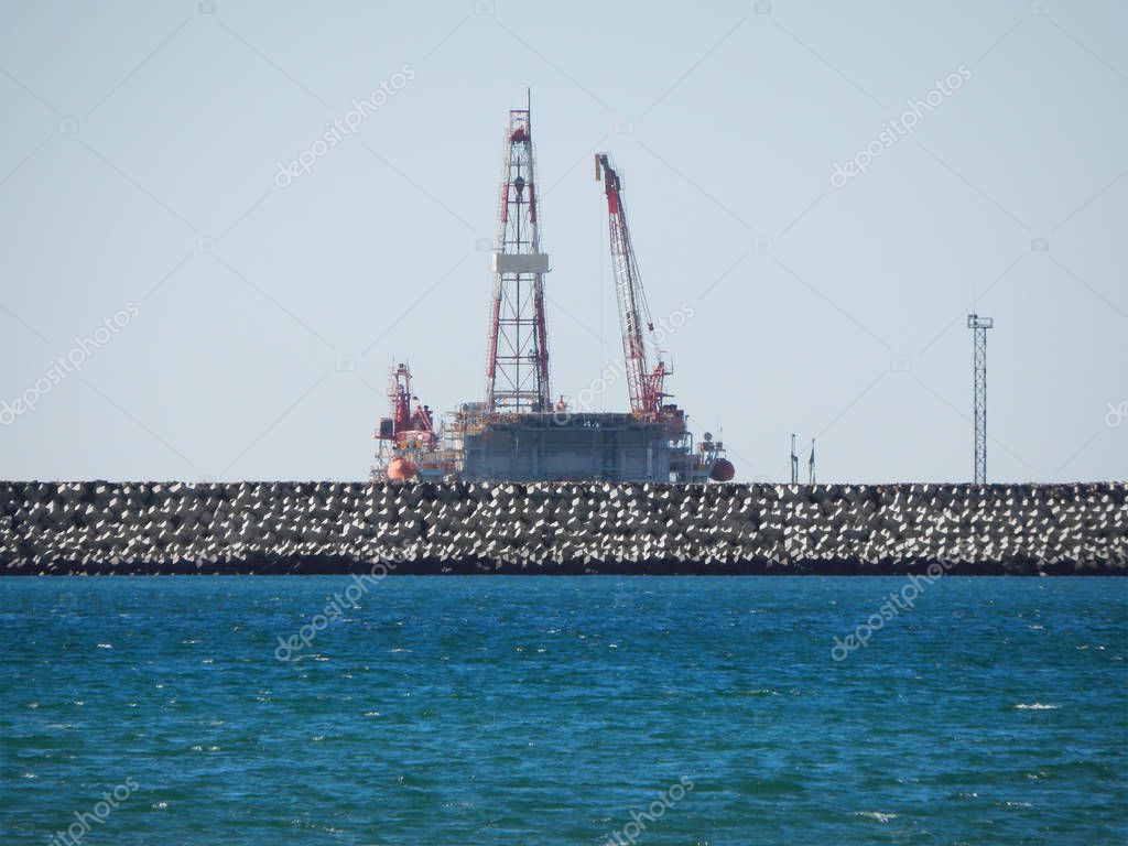 Torre de perforaci n en la orilla del mar Caspio. Kazajst n. 2024