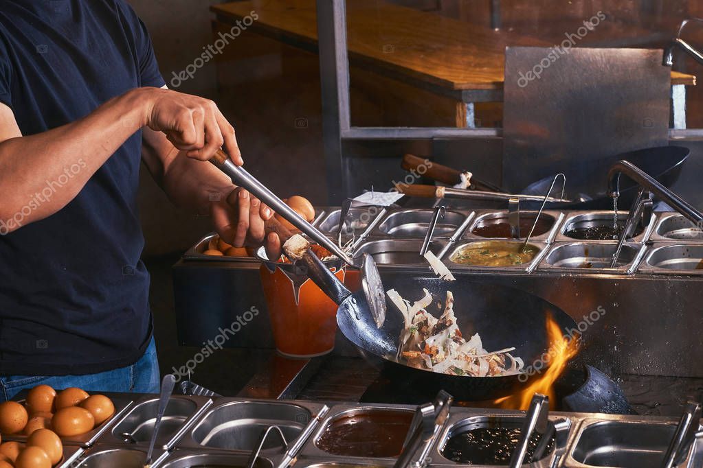 Cocinar es revolver las verduras en un wok. Proceso de cocción en un ...