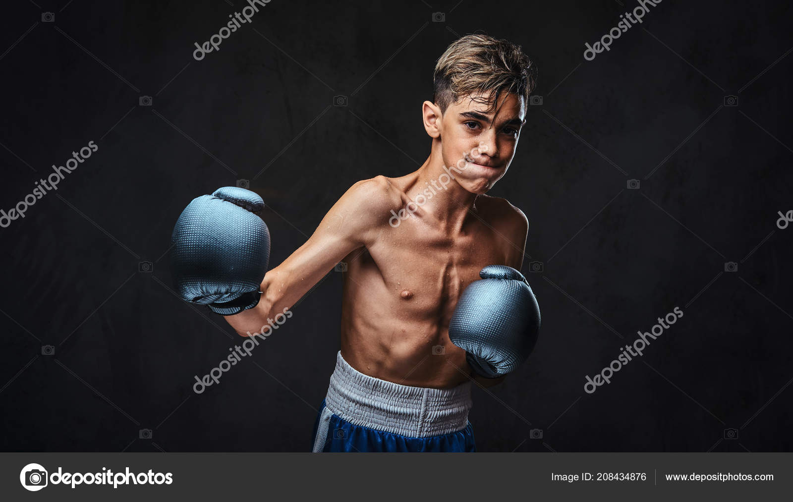 Retrato Guapo Boxeador Joven Sin Camisa Durante Los Ejercicios Boxeo ...