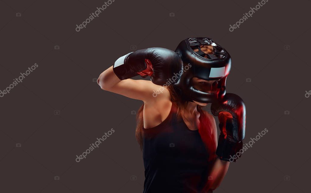Retrato de una boxeadora con casco protector y guantes durante los ...