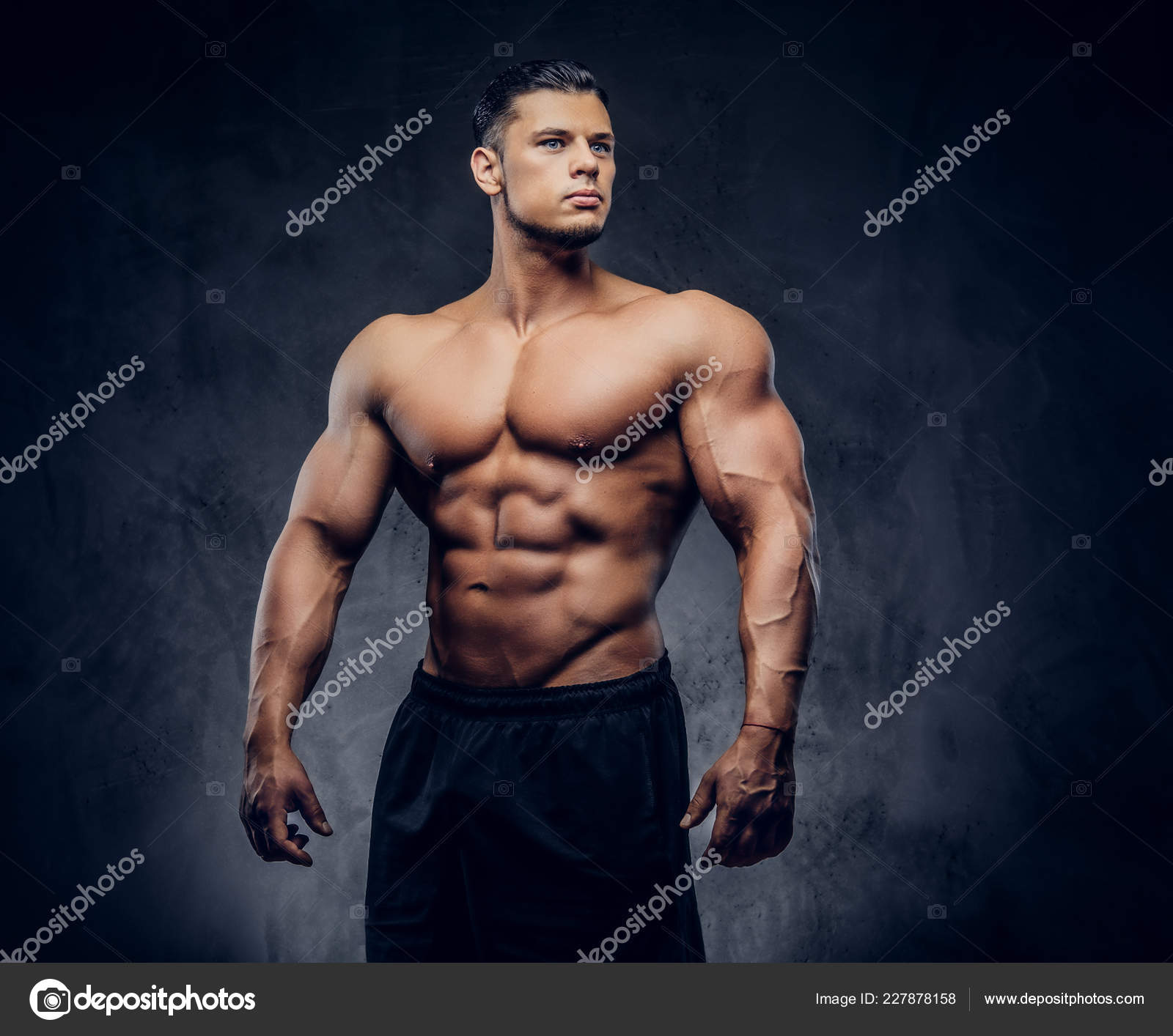 A handsome power athletic man with the muscular body — Stock Photo ...