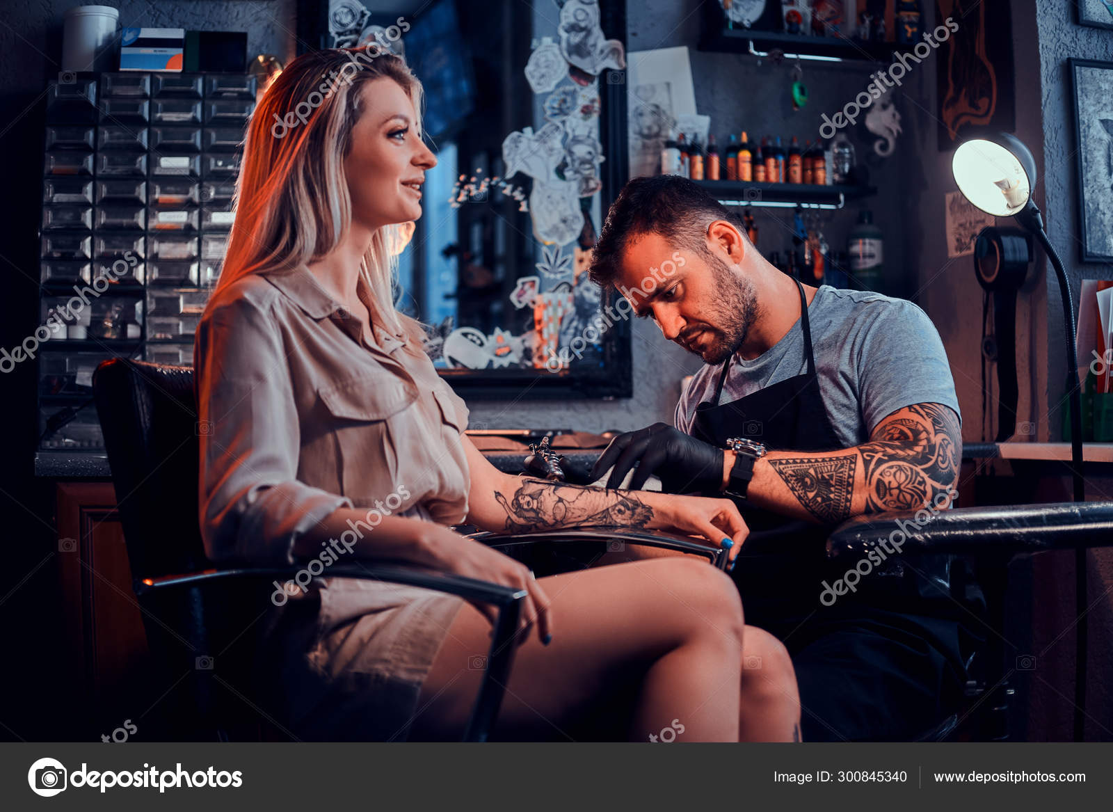 Tattoo master is creating new tattoo for customer — Stock Photo ...