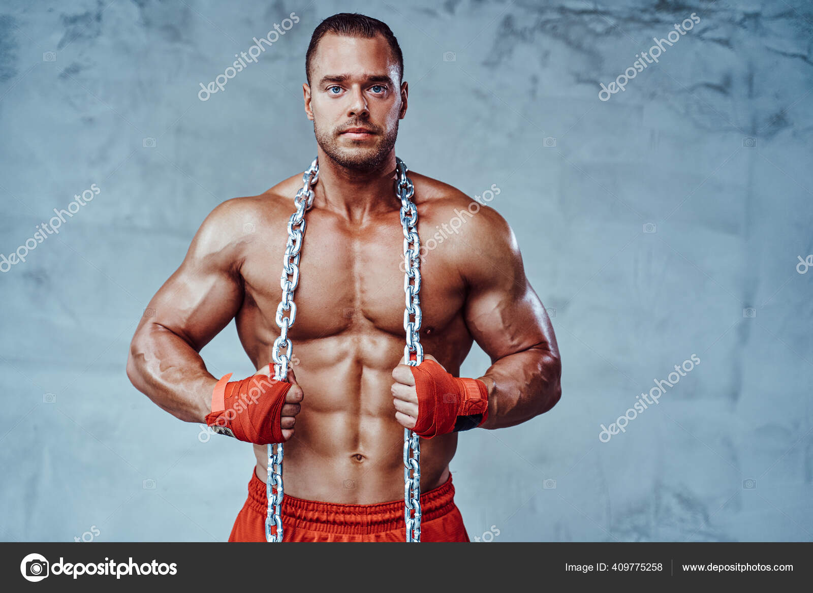 Shirtless guy with huge biceps and strong arms holding chains — Stock ...