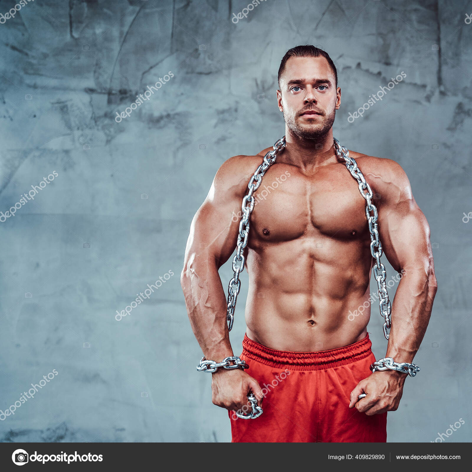 Shirtless guy with huge biceps and strong arms holding chains — Stock ...
