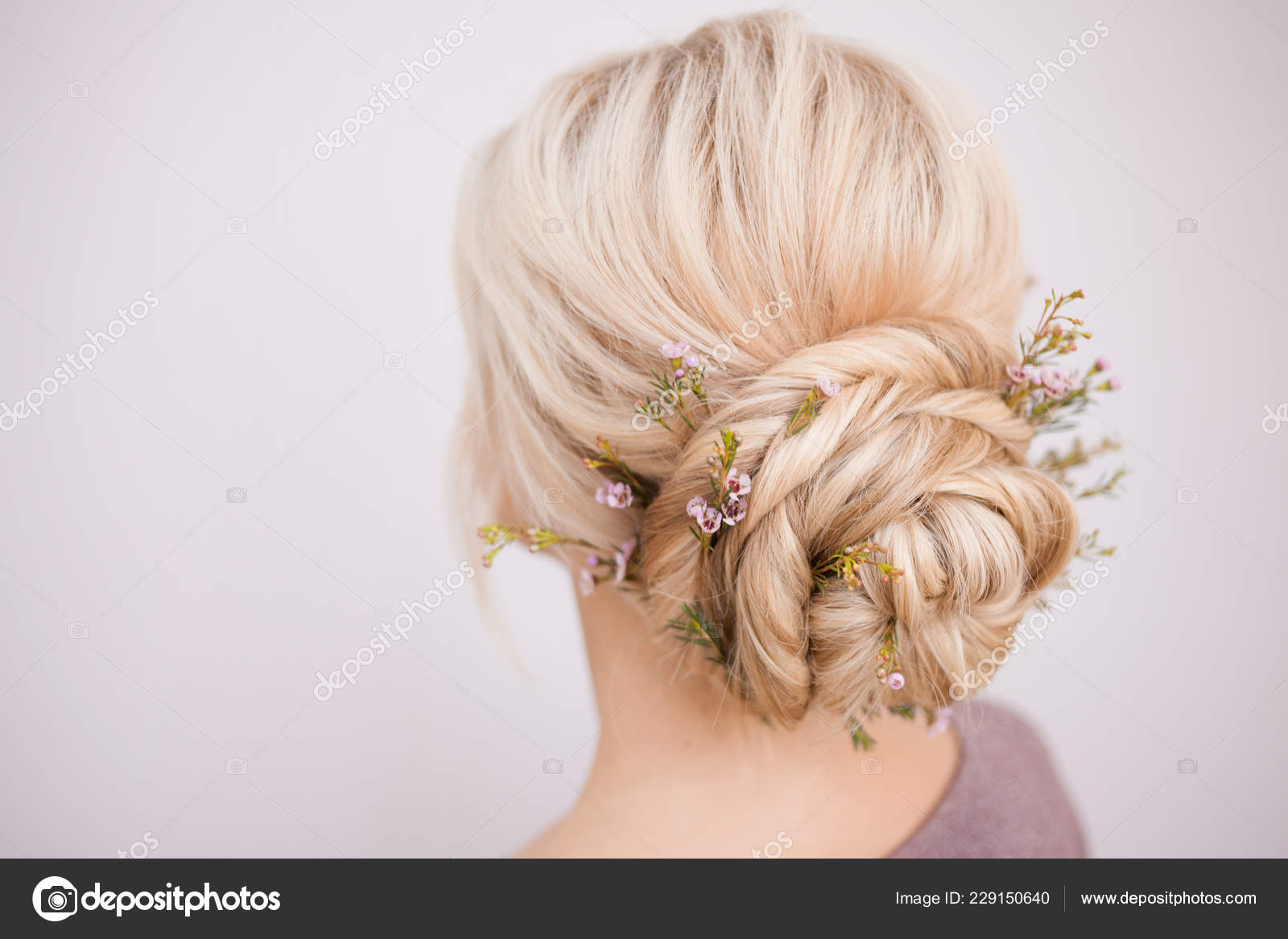 Female head back view. Make an elegant hairstyle with petals — Stock ...