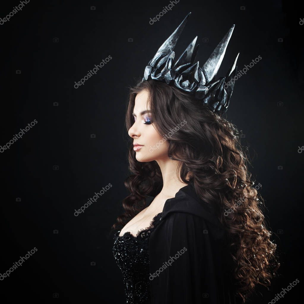 Retrato de una princesa gótica. Hermosa joven morena en corona de metal ...