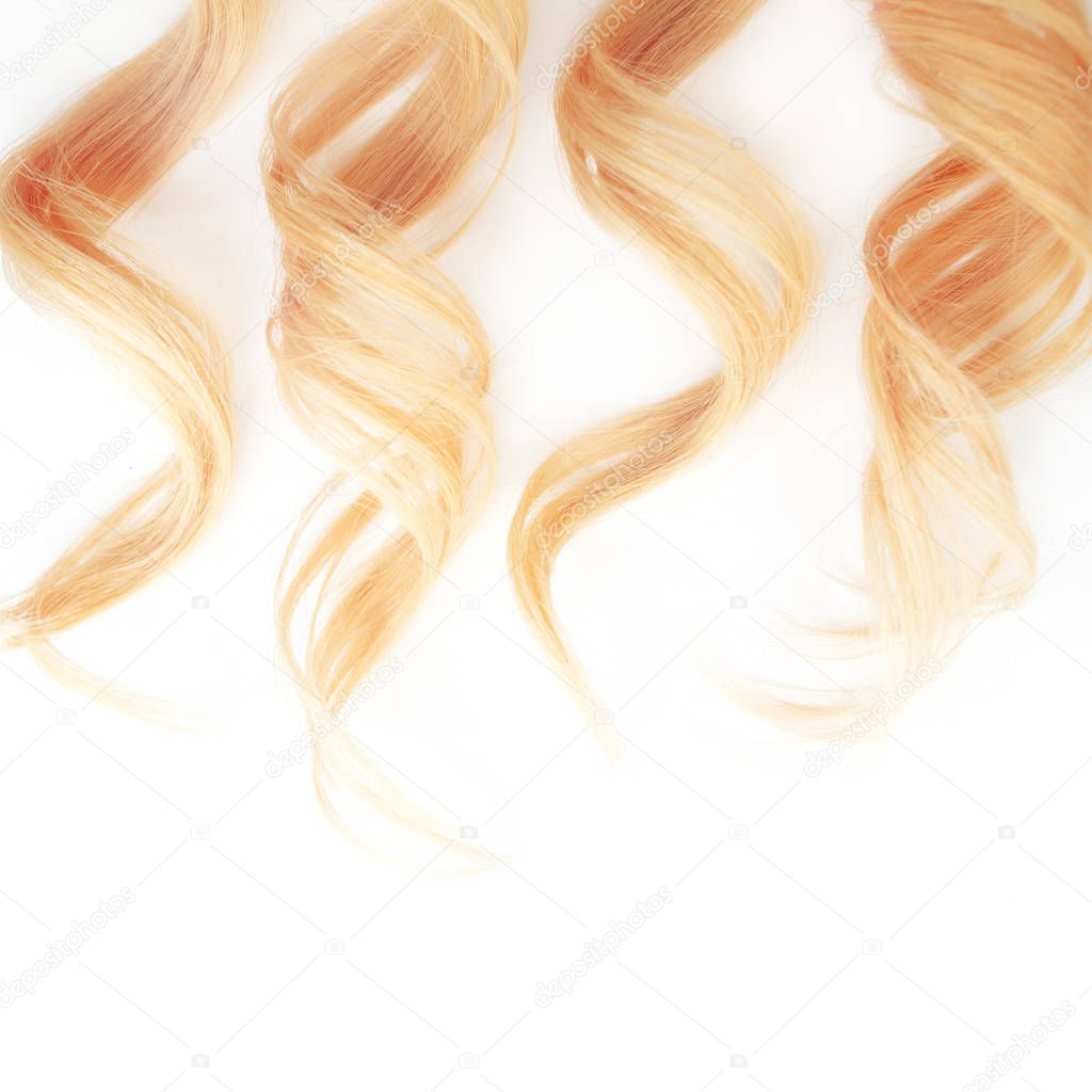 Rizos dorados aislados sobre fondo blanco. hebra de cabello rubio o ...