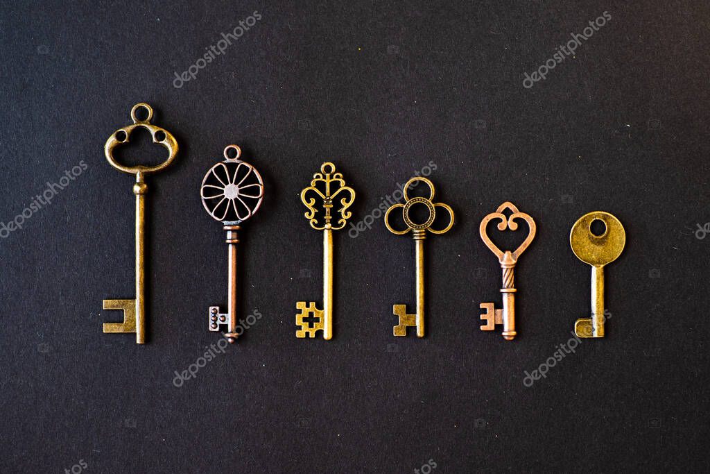Muchas llaves viejas diferentes de diversas cerraduras, en orden en una ...