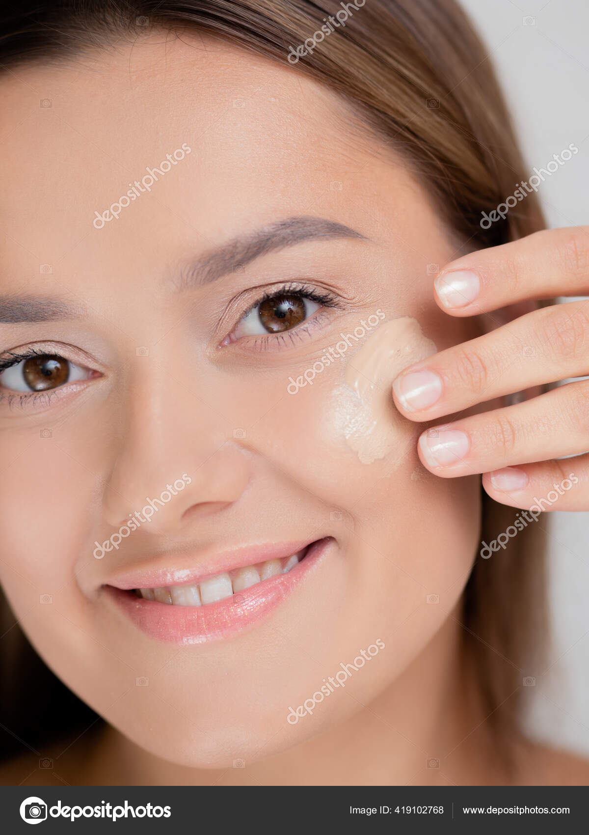 Terapkan Foundation dengan tanganmu. Wanita cantik membuat makeup ...