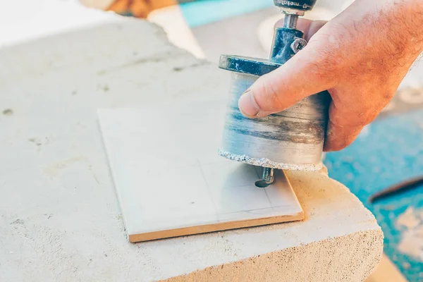 Finishing works - the tiler points out the technological holes in the ...