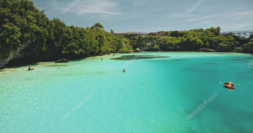 Vista aérea de primer plano del lago despejado en la costa verde del ...