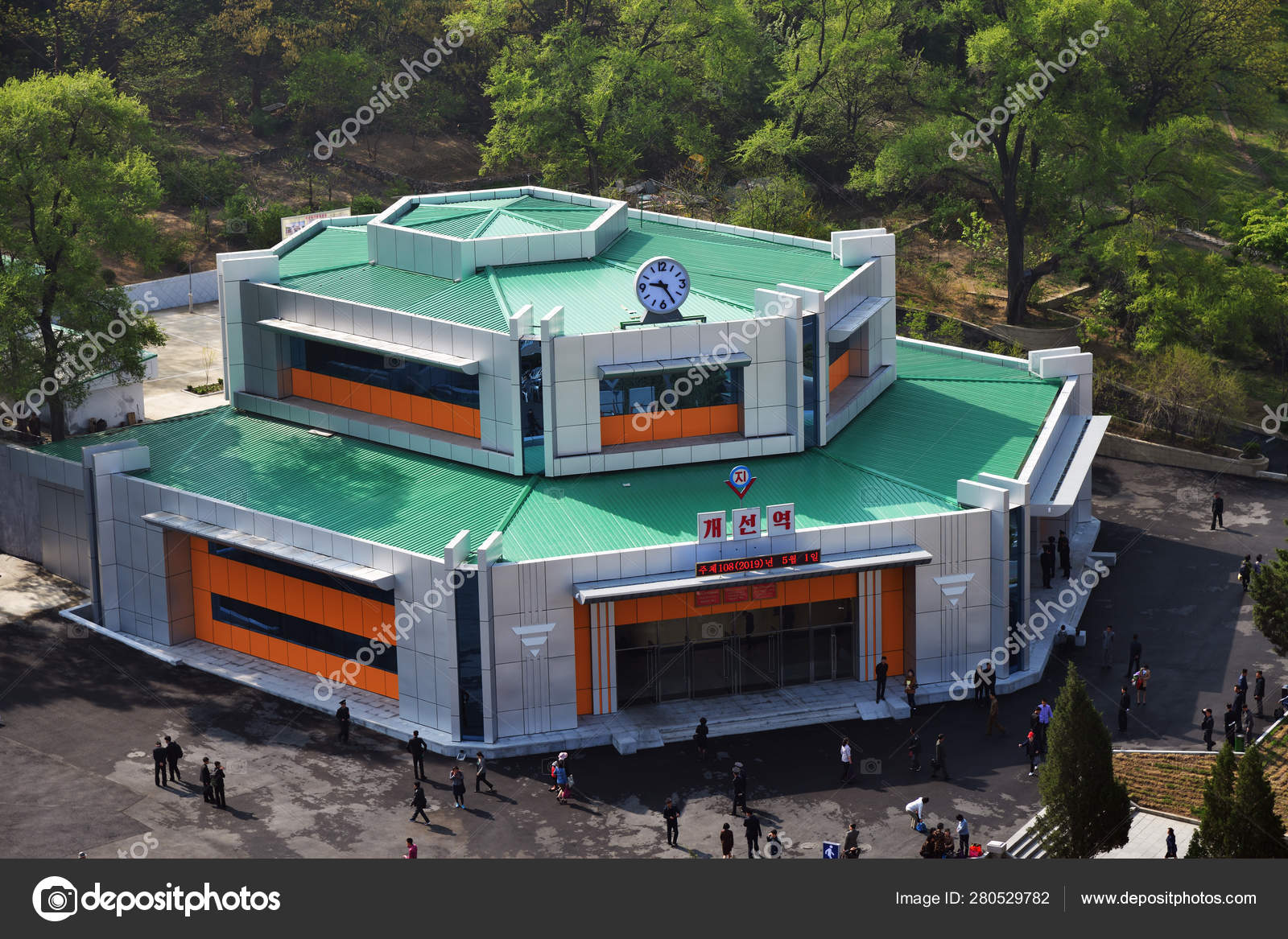 Pyongyang, North Korea. Metro station — Stock Editorial Photo © znm666 ...