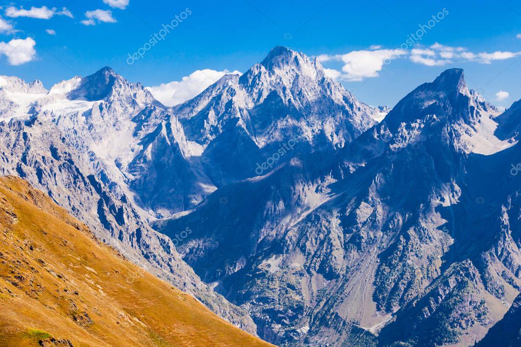 Vista de cerca del Gran Cáucaso. Es la cordillera principal de las ...