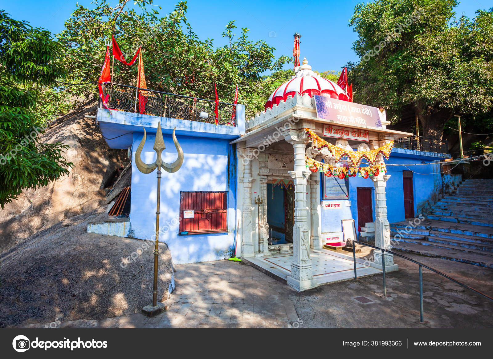 Arbuda Devi Tempel Eller Adhar Devi Tempel Mount Abu Bakke — Stockfoto ...