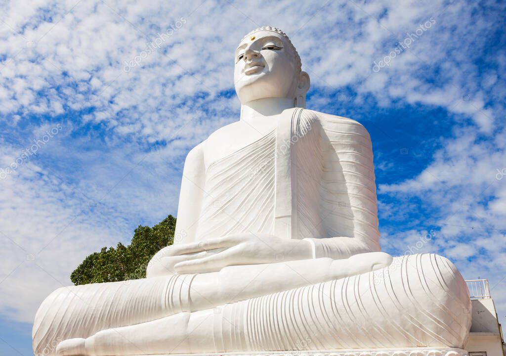 Estatua de Bahirawa Kanda o Bahirawakanda Vihara Buddha en Kandy, Sri ...