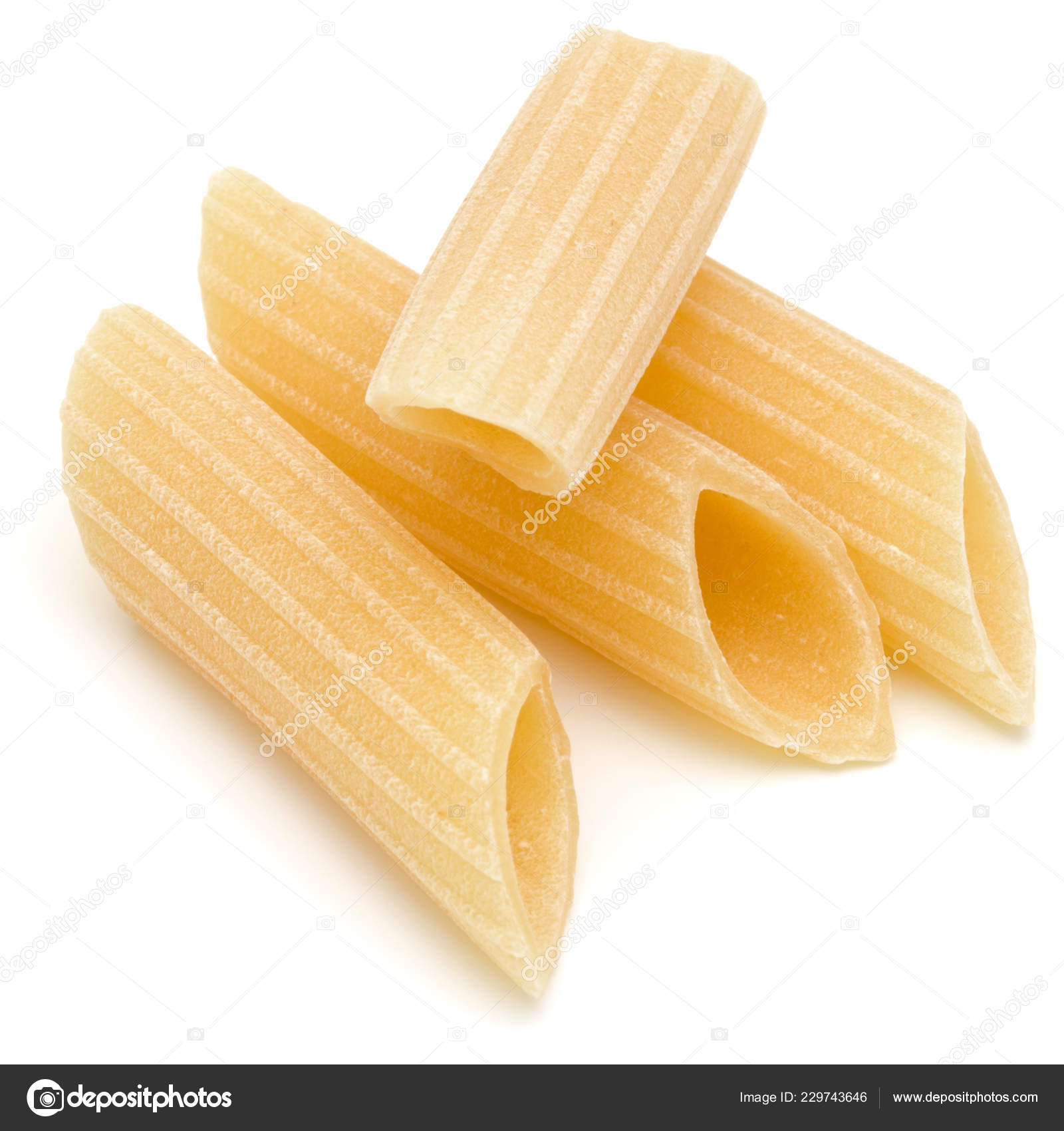 Pastas Italianas Aisladas Sobre Fondo Blanco Pennoni Penne Rigate ...