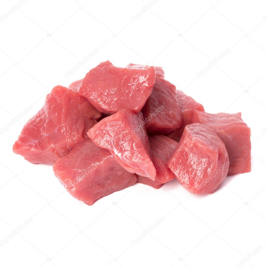 Trozos de carne de res picada cruda aislados om fondo blanco recortado ...