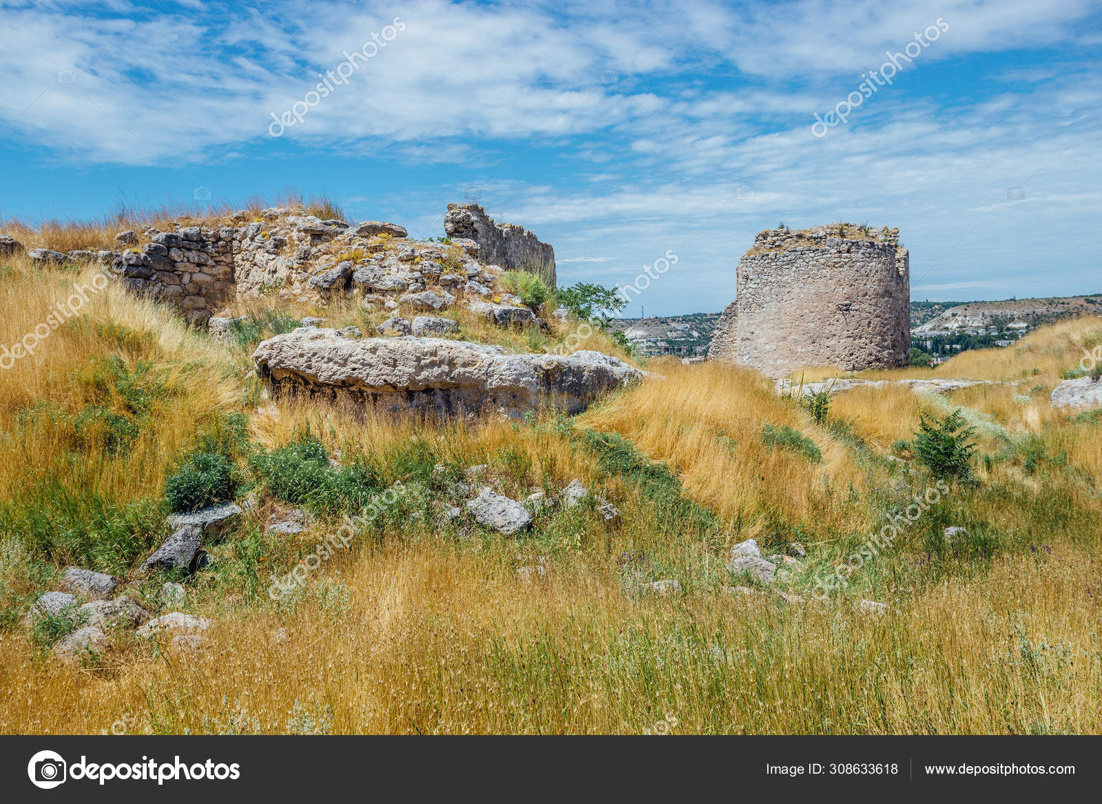 The ruins of ancient fortress Calamita in Inkerman, Crimea — Stock ...