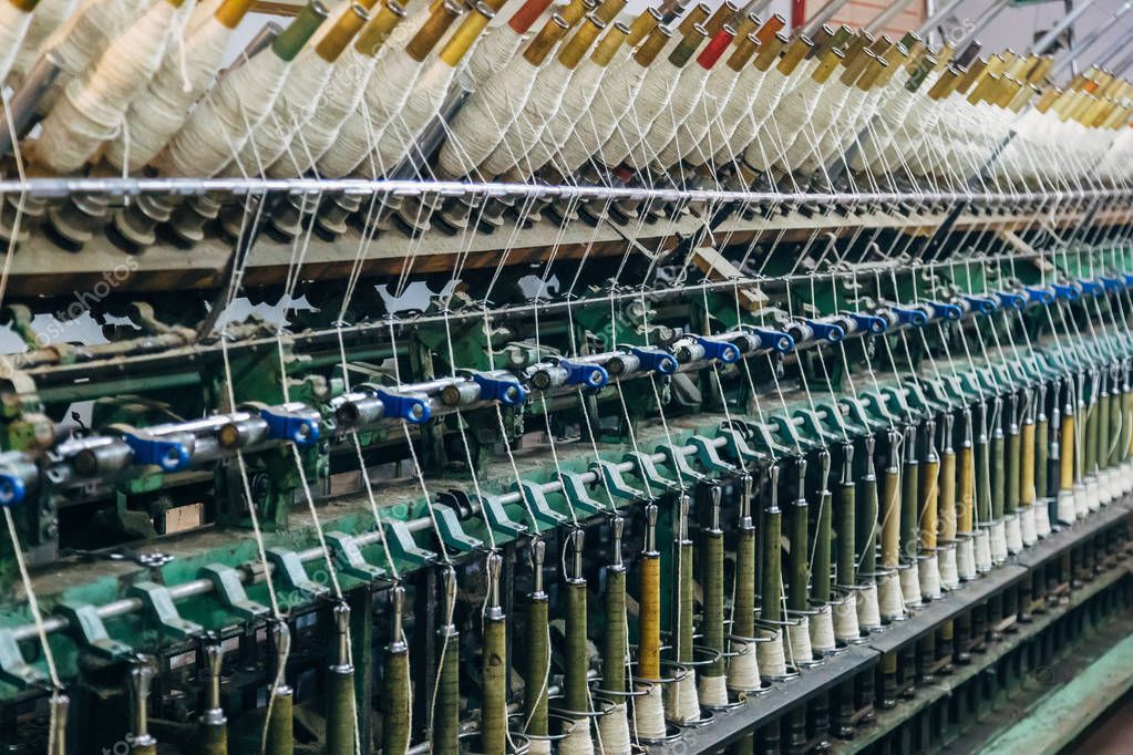 Línea de producción de hilado. Máquinas de hilar con husillos y 2024