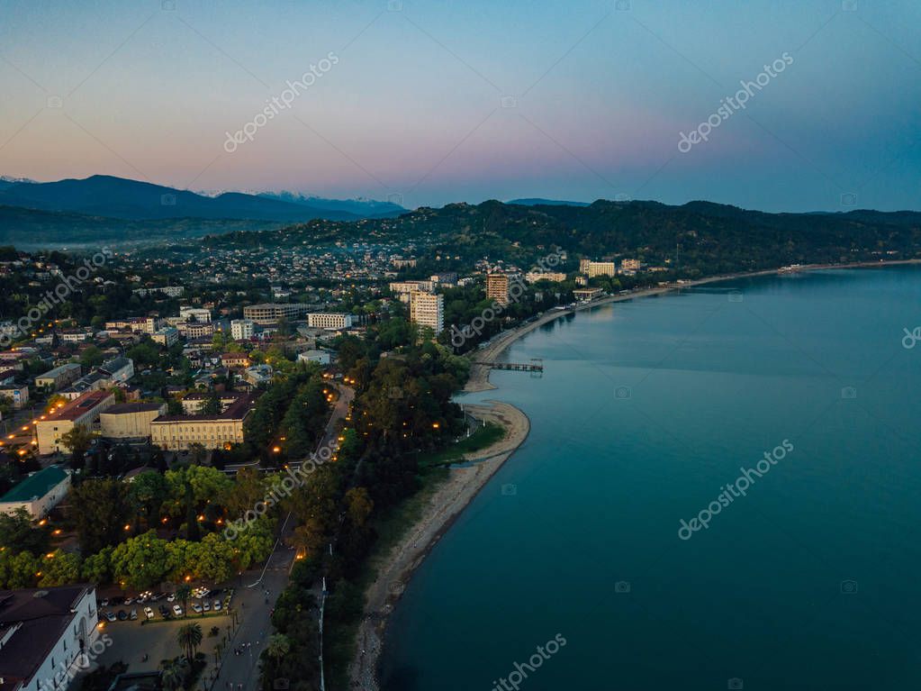 Ciudad turística nocturna Sukhum, Abjasia vista aérea desde el dron 2023