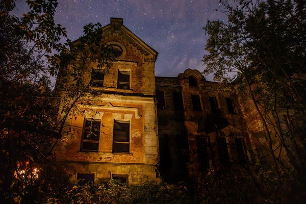 Oscura y espeluznante mansión embrujada abandonada por la noche ...