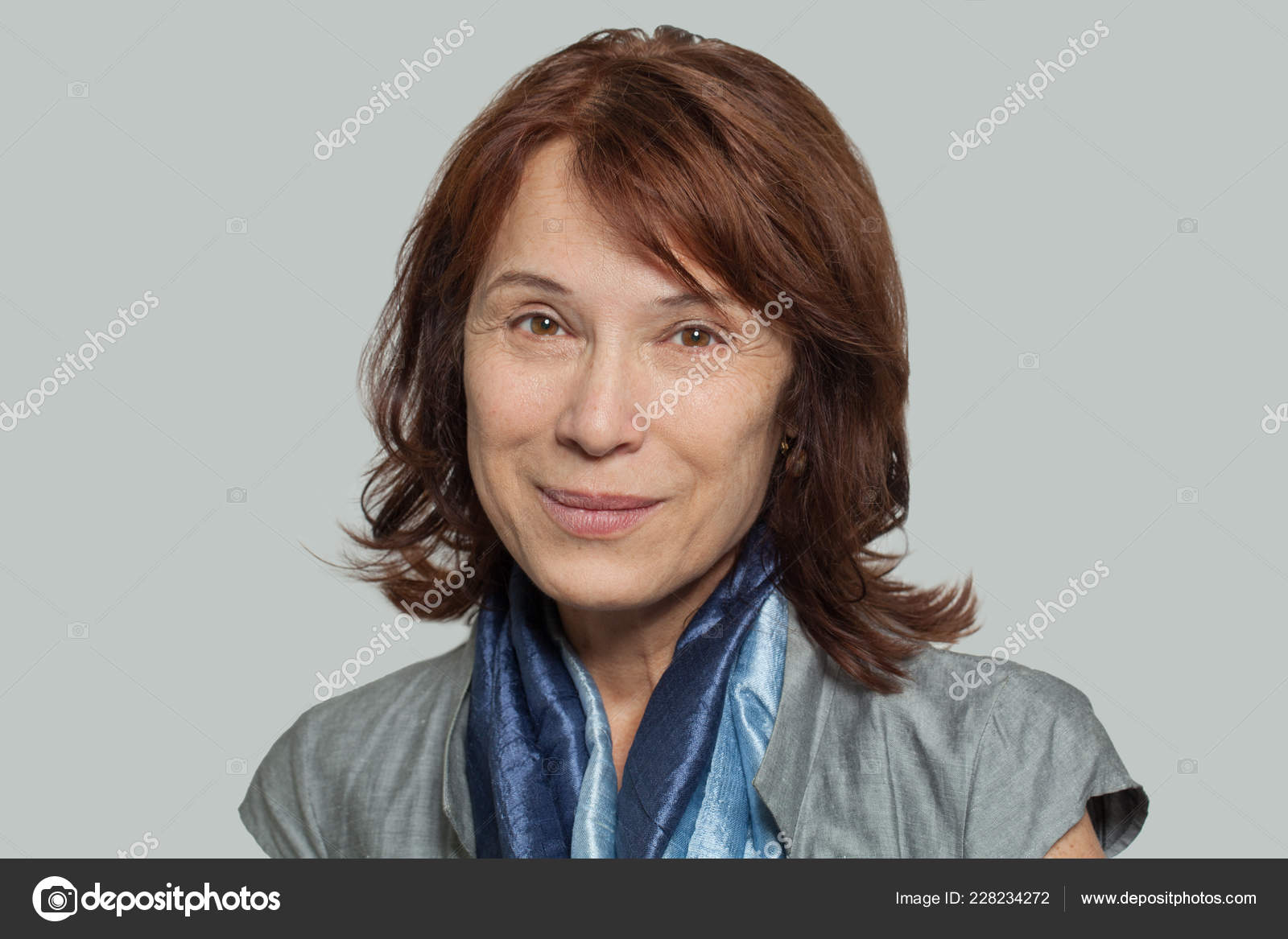 白い背景の上の大人の女性 半ば成熟女性の顔のクローズ アップ — ストック写真 © Artmim 228234272