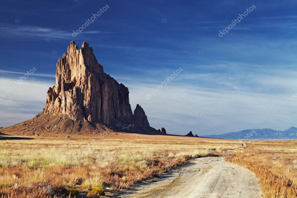 Shiprock, la gran montaña de roca volcánica en el plano desértico de ...