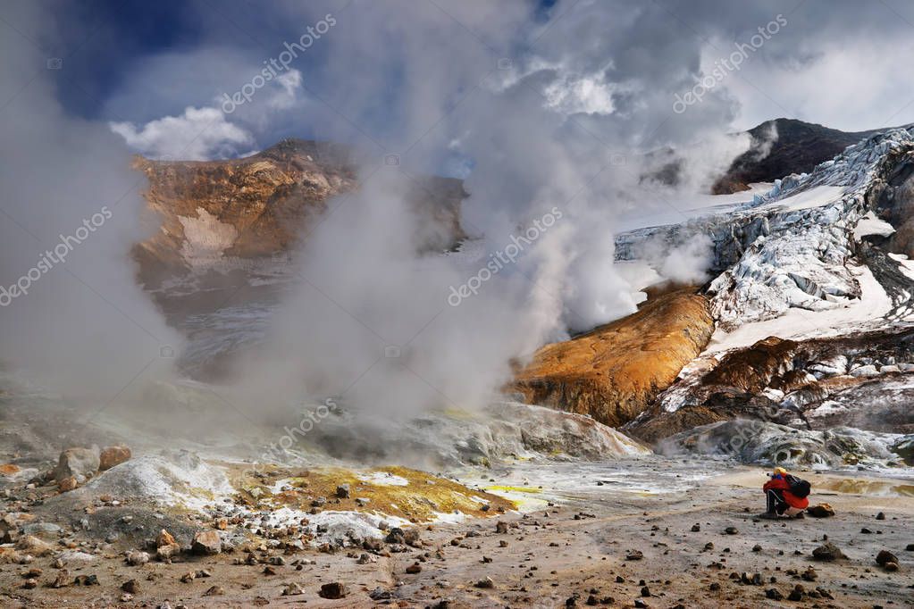 Dentro del cráter volcánico activo, Volcán Mutnovsky, Kamchatka, Rusia 2022